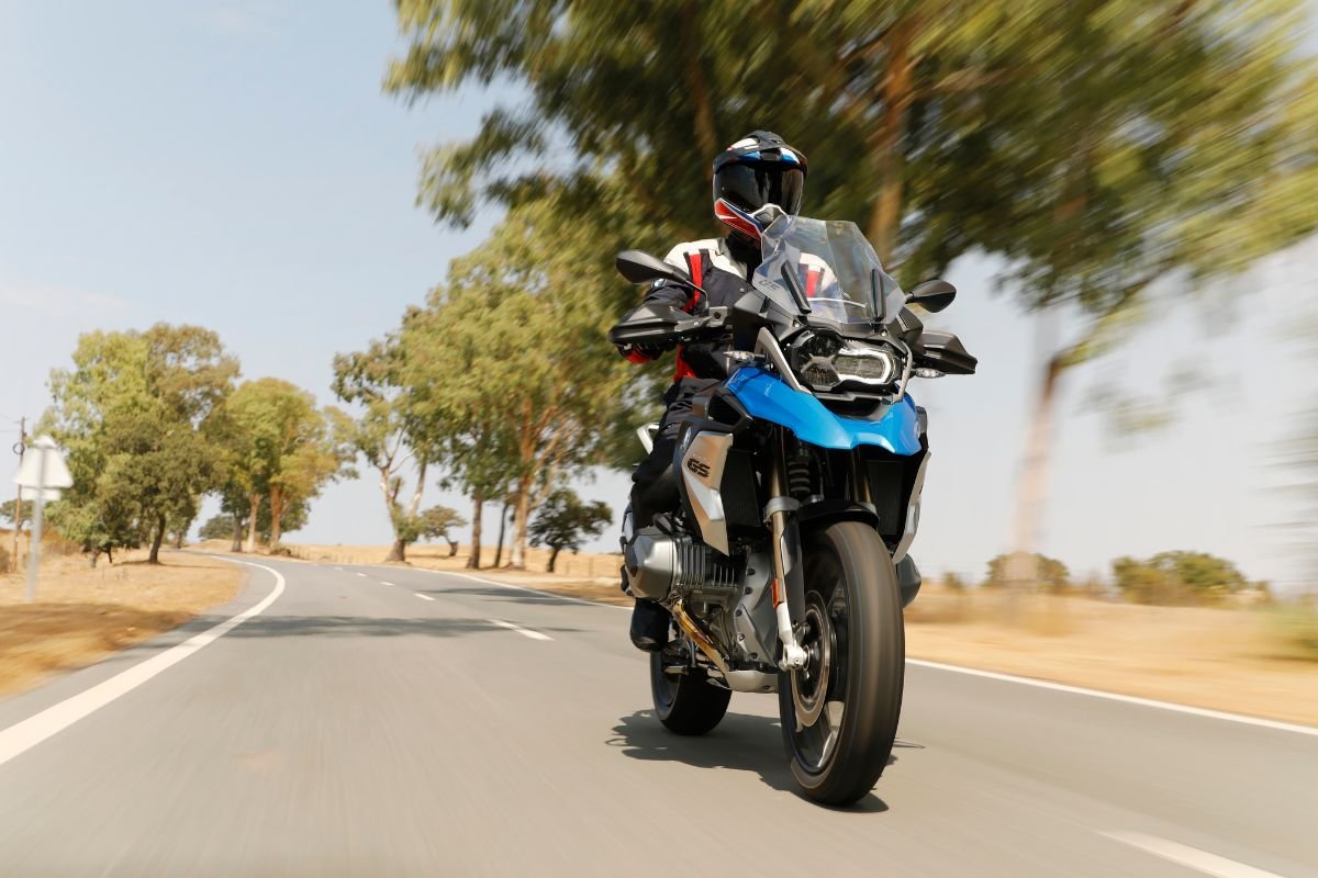Windshield vs No Windshield On A Motorcycle: Your Ultimate Guide